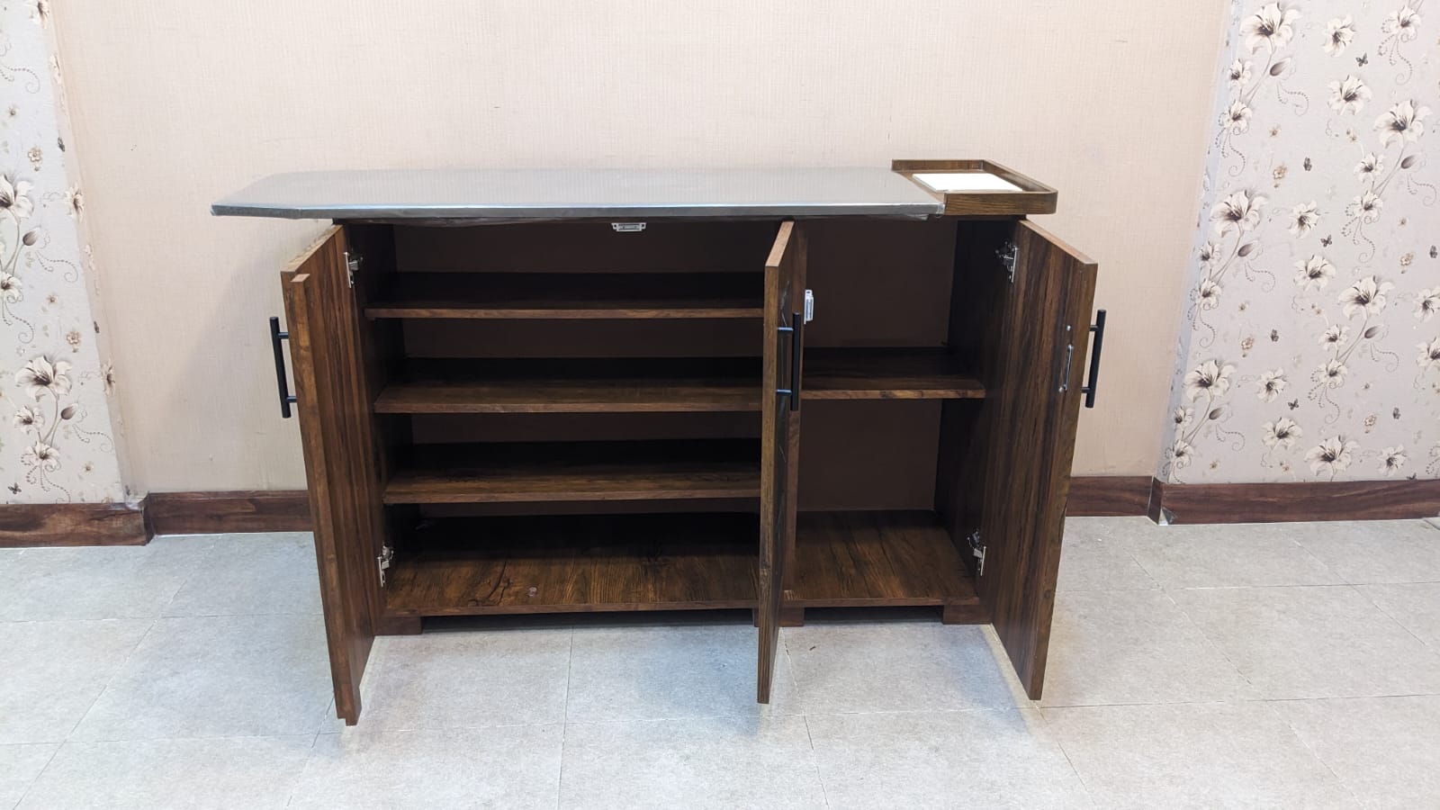 Divinecrafts New 3 Door Iron Table – thegaragesalepk